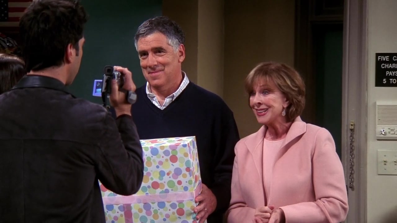Screencaps of Friends Season 10 Episode 4