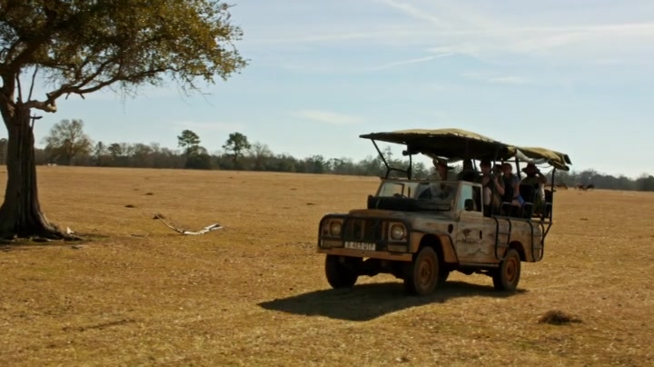 Screencaps of Zoo Season 1 Episode 1