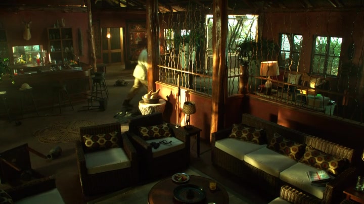 Screencaps of Zoo Season 1 Episode 1