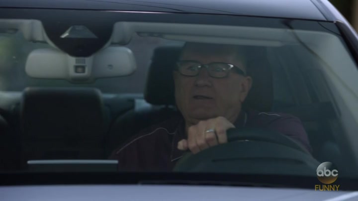 Screencaps of Modern Family Season 8 Episode 4